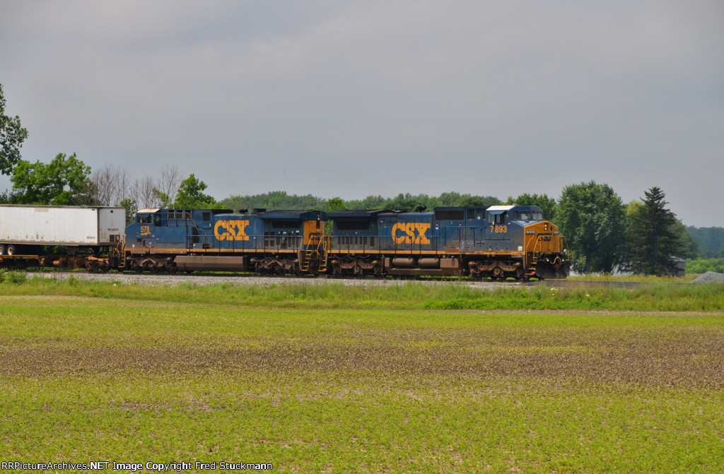 CSX 578 is led by 7893.